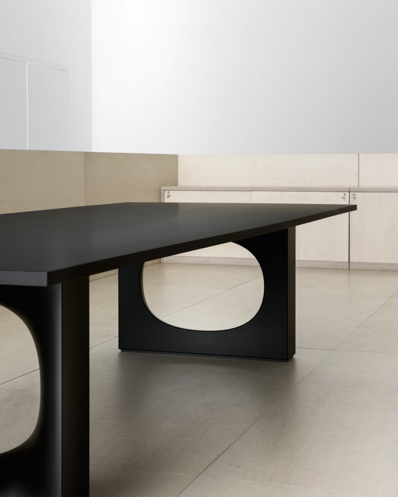 Holo — A table featuring an original base and an oval hole
