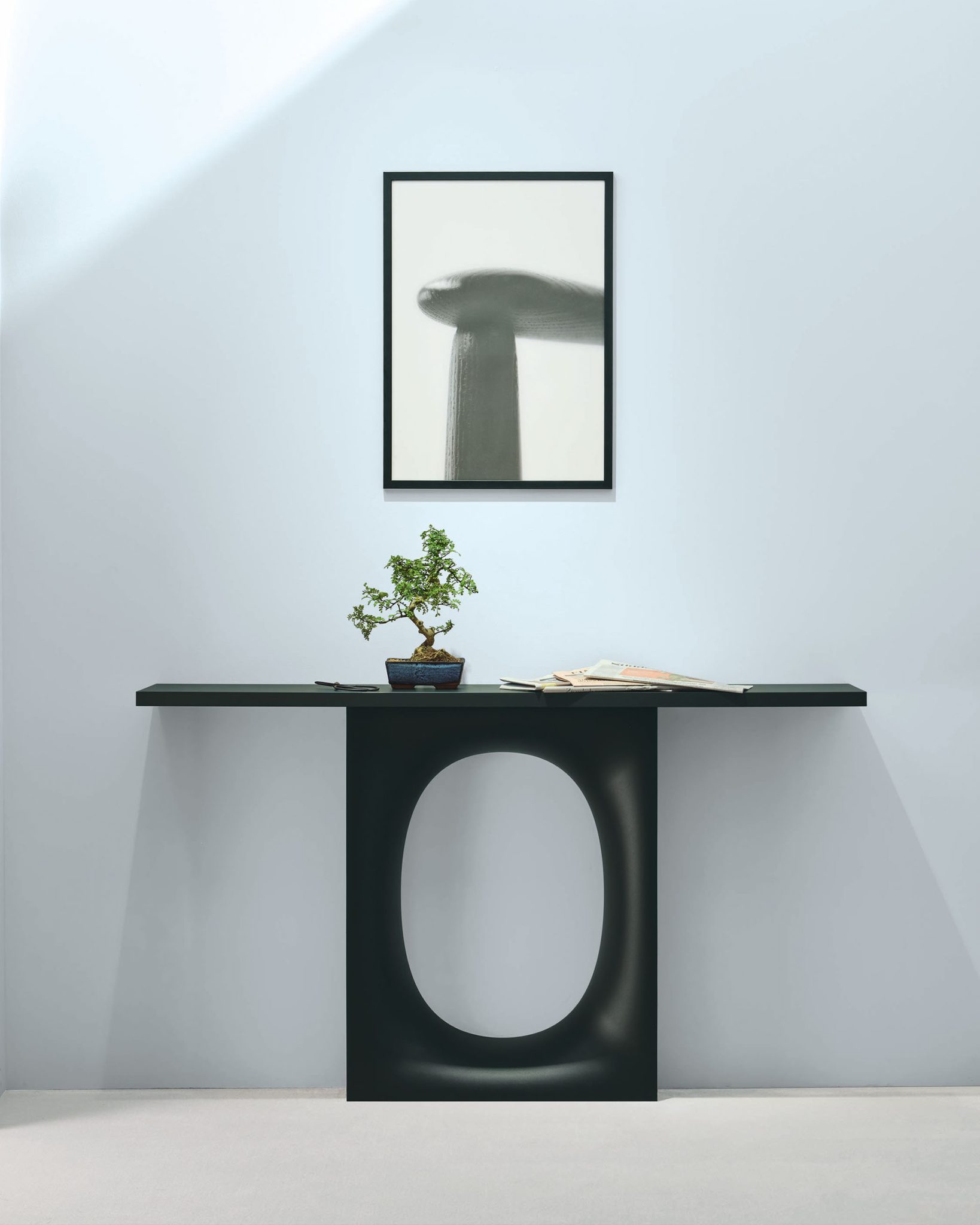 Holo — A table featuring an original base and an oval hole