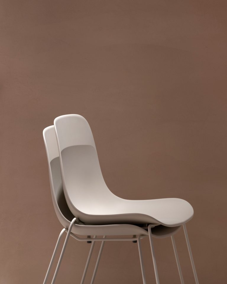 Elephantino — A chair with a shell made from recycled plastic