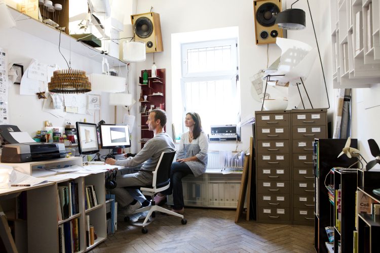 Elephantino — A chair with a shell made from recycled plastic
